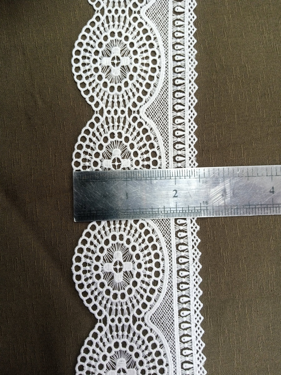 LC14074 - Milky Lace – Fancy Button Corner