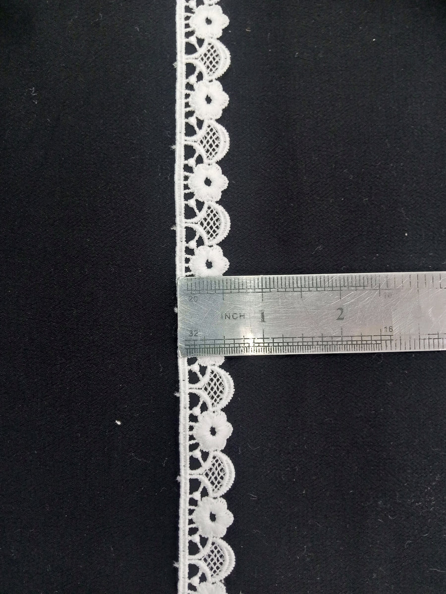 LC14706 - Milky Lace – Fancy Button Corner