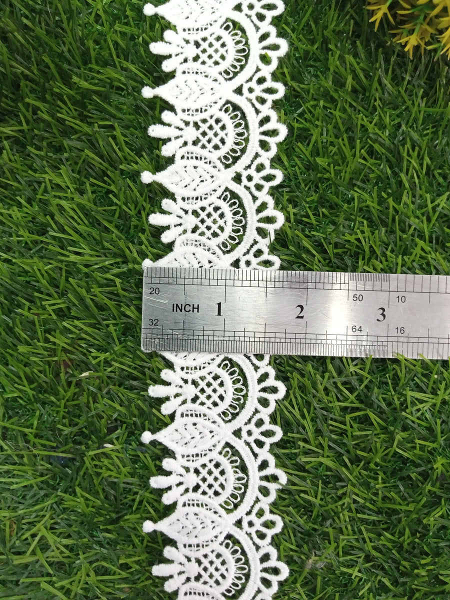 LC14862 - Milky Lace – Fancy Button Corner