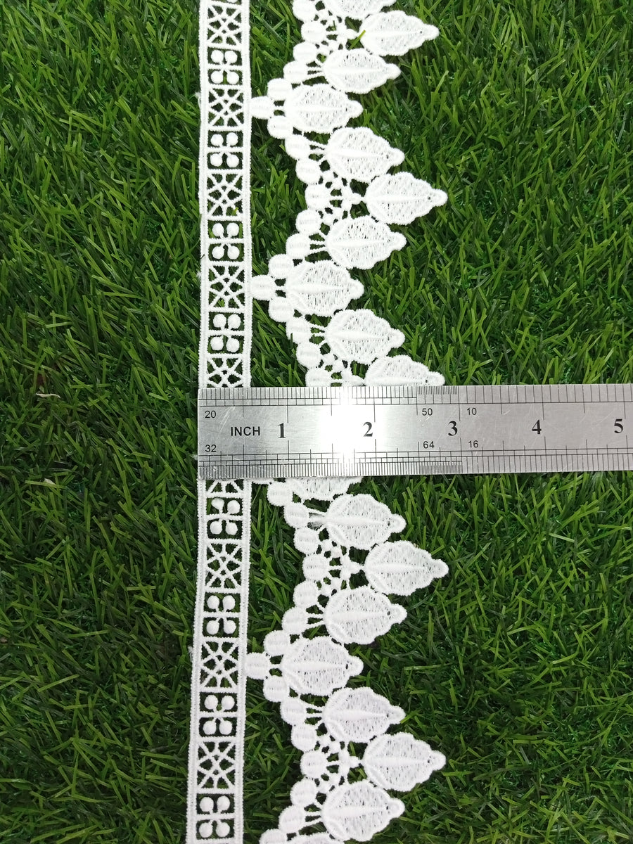 LC14823 - Milky Lace – Fancy Button Corner