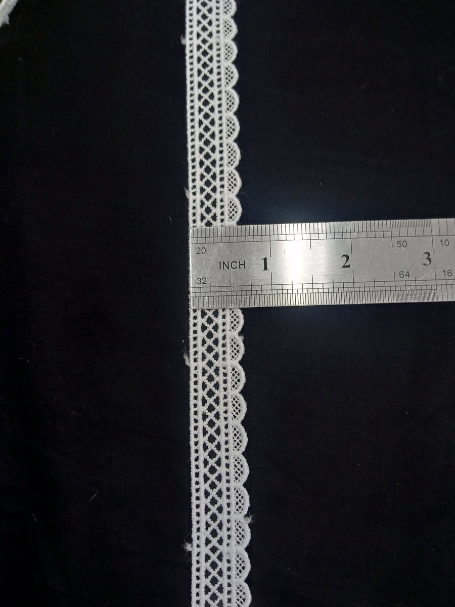 LC15167 - Milky Lace – Fancy Button Corner