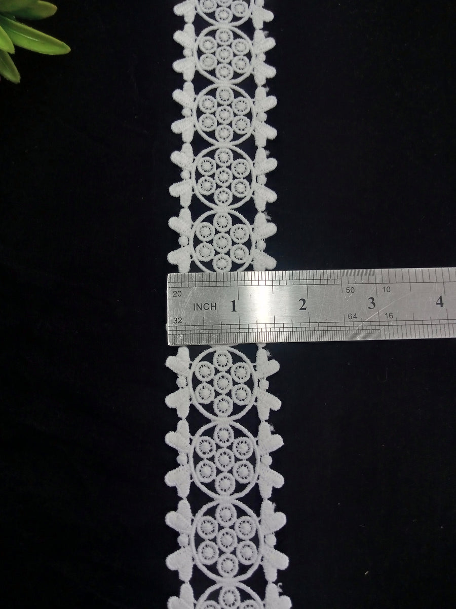 LC15176 - Milky Lace – Fancy Button Corner