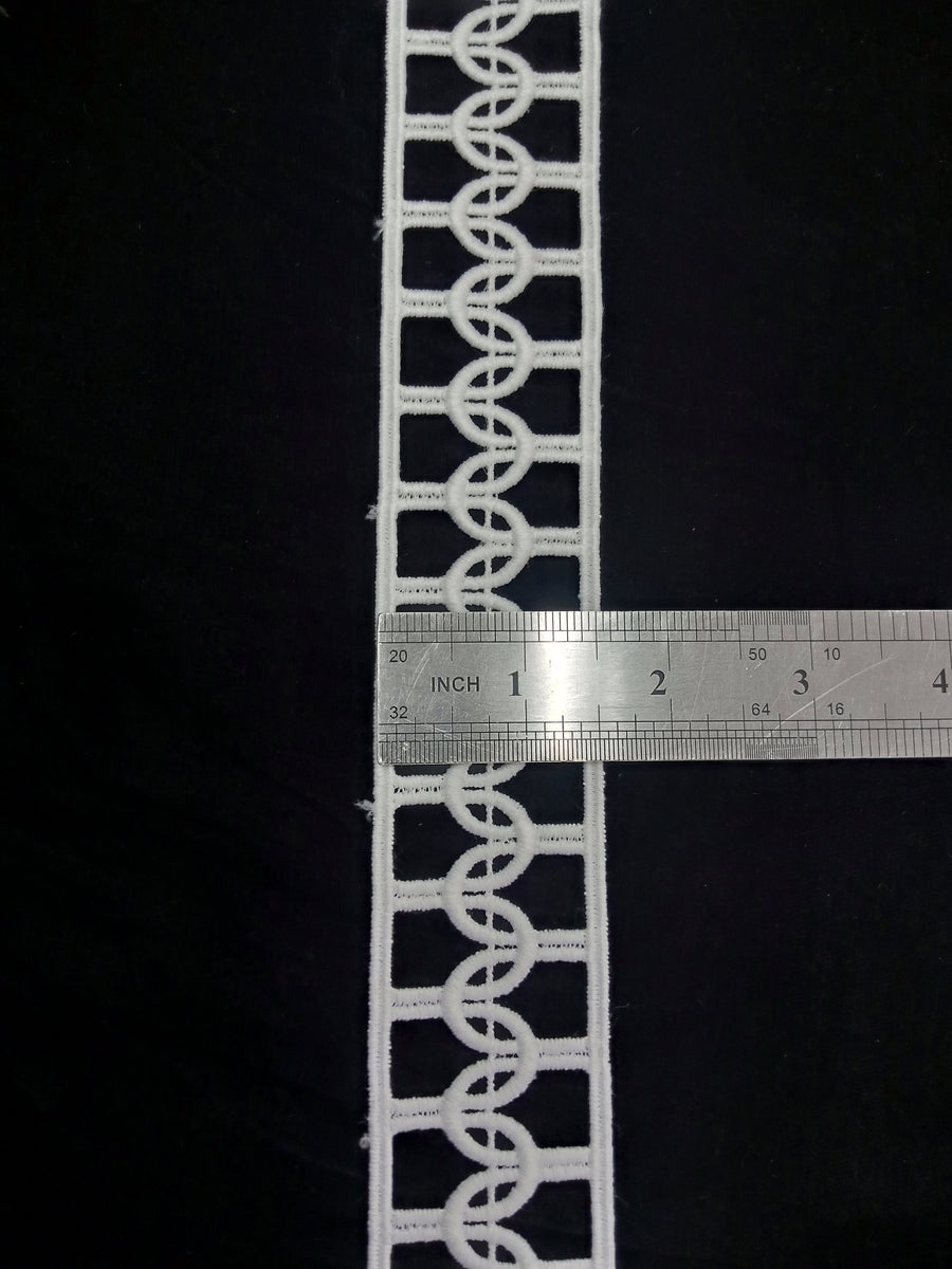 LC15178 - Milky Lace – Fancy Button Corner