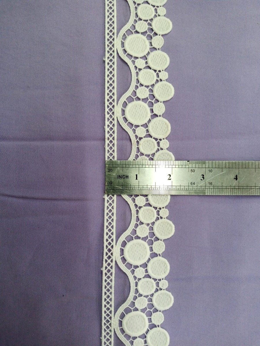 LC15499 - Milky Lace – Fancy Button Corner