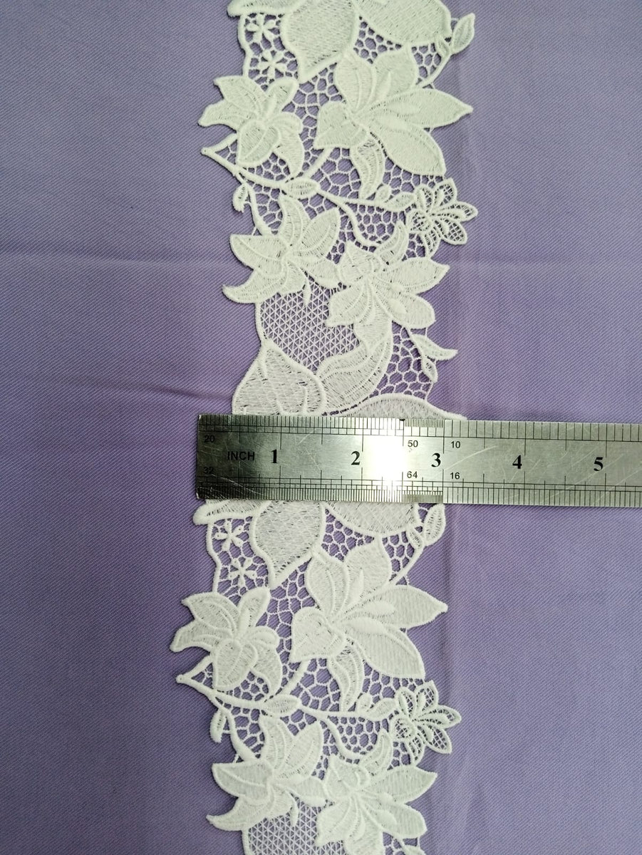 LC15491 - Milky Lace – Fancy Button Corner