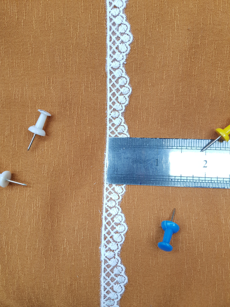 LC10853 - Milky Lace – Fancy Button Corner