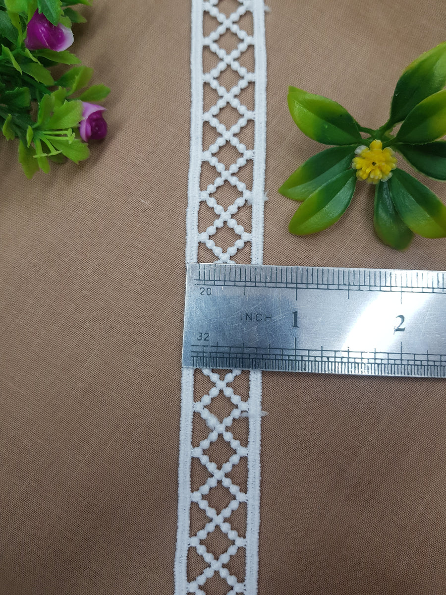 LC12646 - Milky Lace – Fancy Button Corner