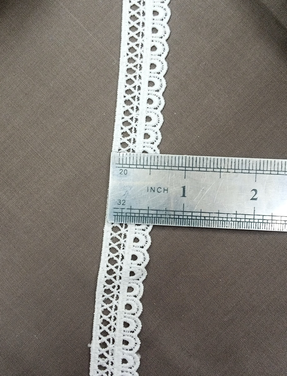 LC12707 - Milky Lace – Fancy Button Corner