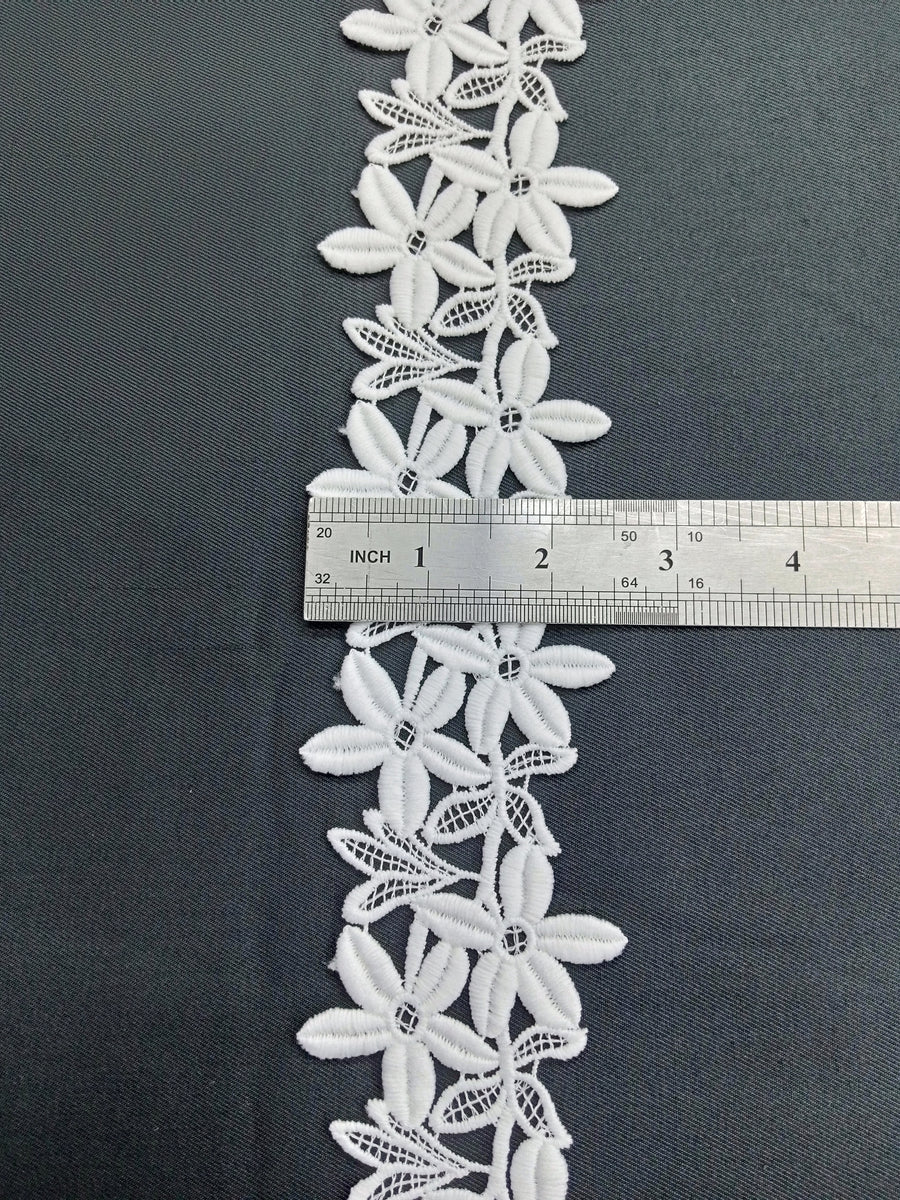 LC15216 - Milky Lace – Fancy Button Corner